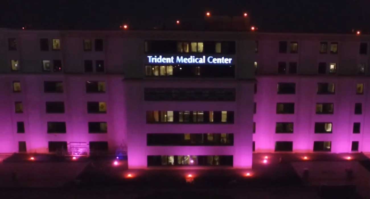 Trident Medical Center se ilumina en rosa por el mes de octubre